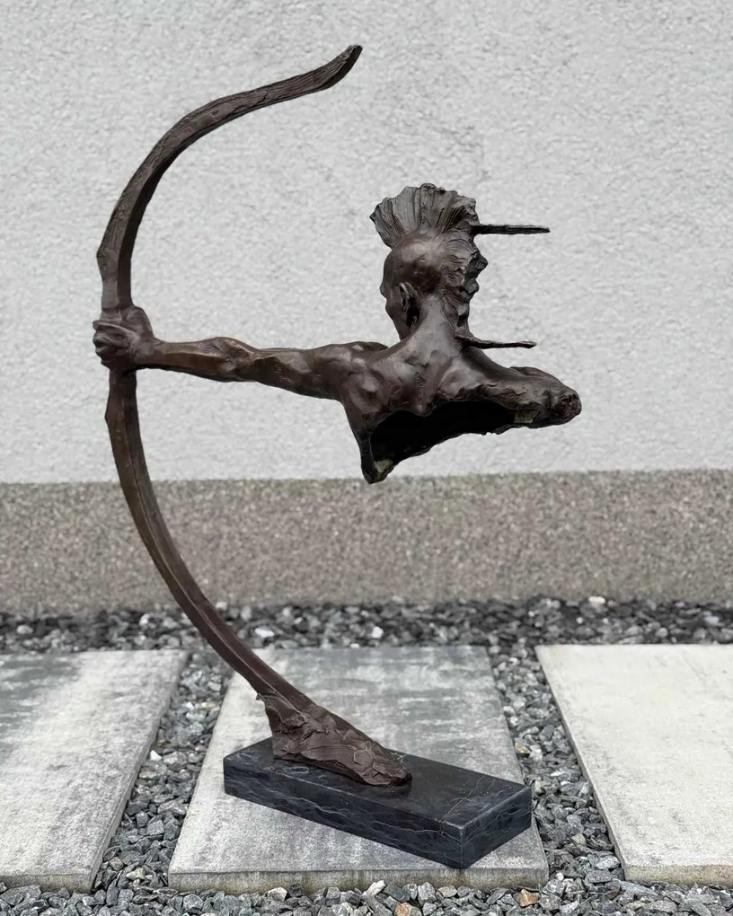 Velká bronzová socha - Mohykánský válečník s lukem