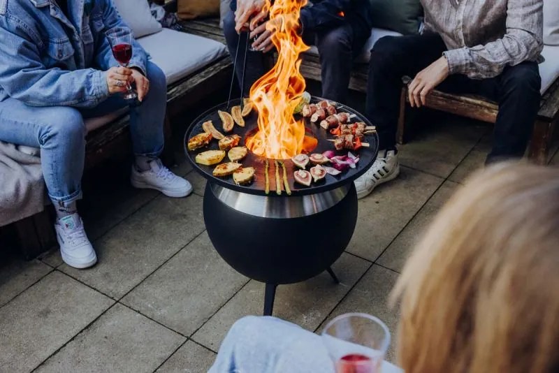 Höfats Stylový BBQ gril a ohniště MOON v jednom na dřevo a peletky