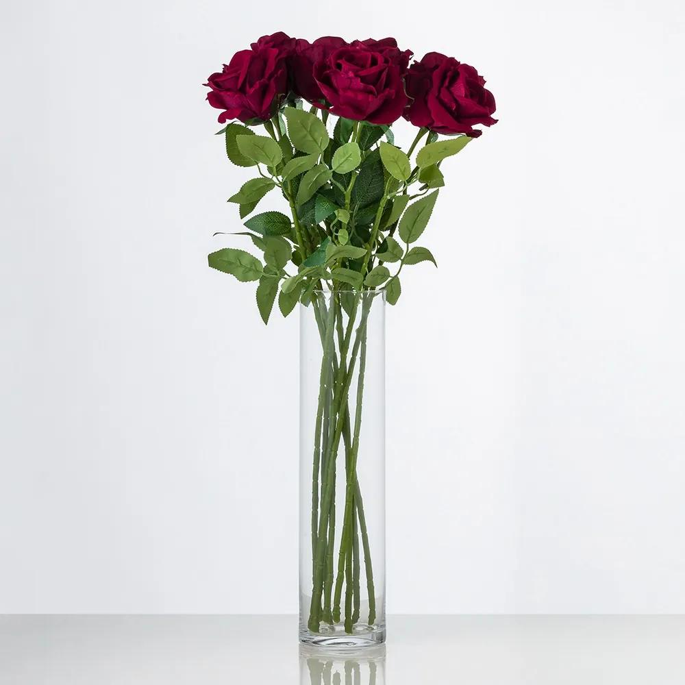 Dlouhá sametová růže TINA ve vínové barvě. Cena je za 1 kus.