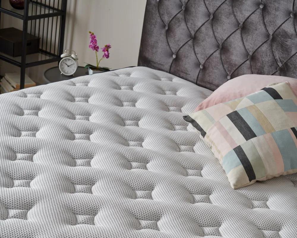 Čalouněná postel DELUXE s matrací - šedá 150 × 200 cm