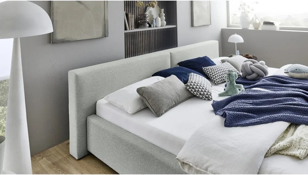 Světle šedá čalouněná dvoulůžková postel s úložným prostorem s roštem 200x240 cm Cube – Meise Möbel