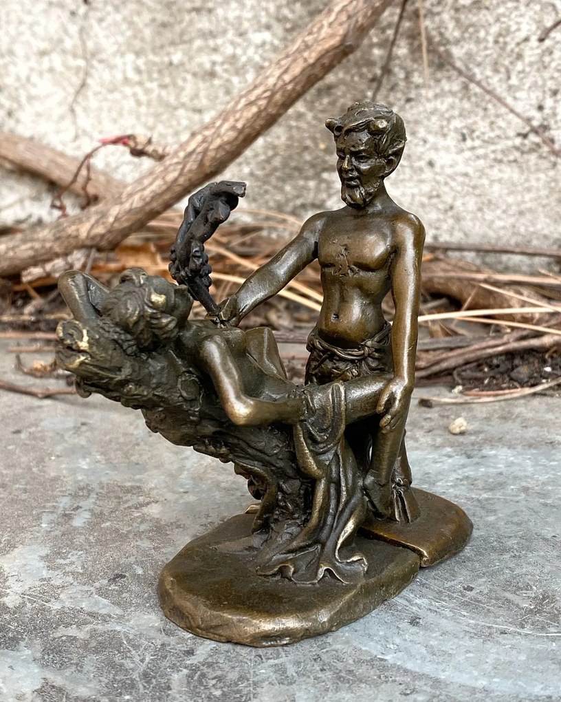Bronzová socha skupina - Nahá žena a satyr 3