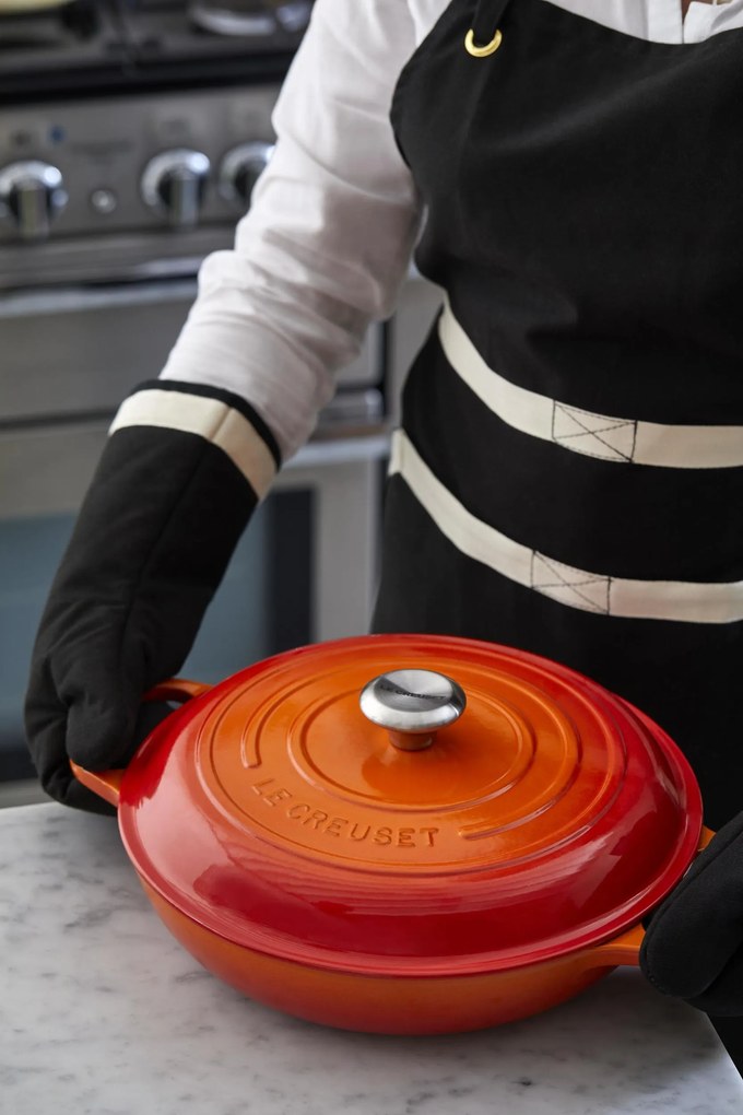 Kuchyňská zástěra Le Creuset světlý šedá