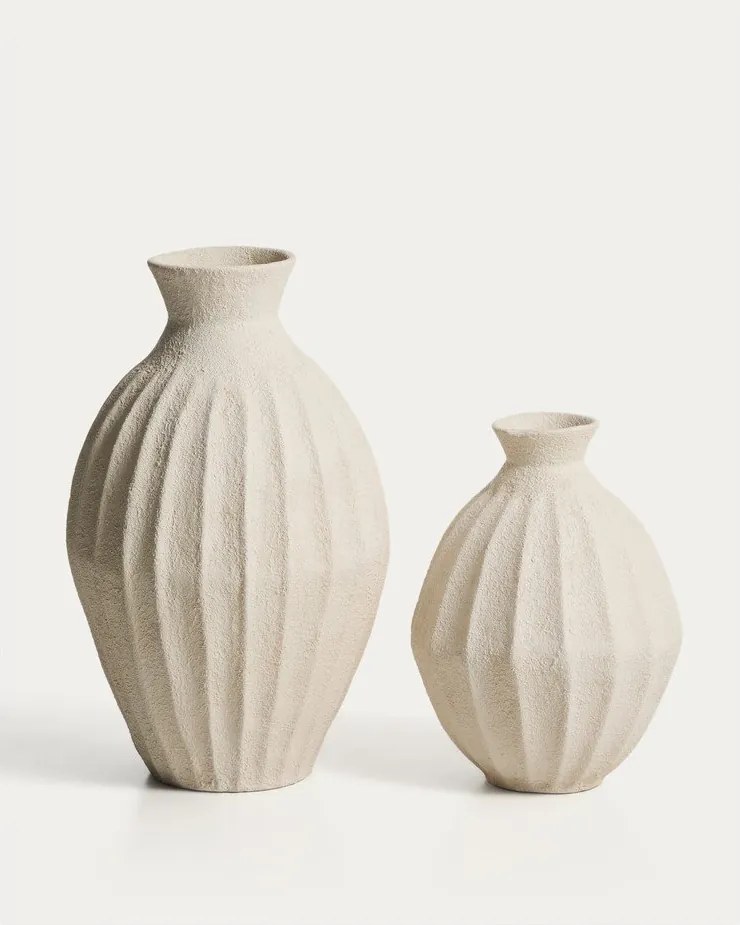 Krémová ručně vyrobená/vysoká váza z papírmaše (výška 46,5 cm) Arquena – Kave Home