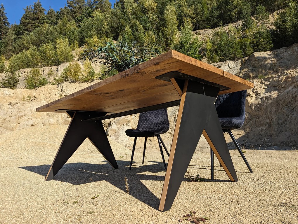 Jídelní stůl z dubového masivu Héfaistos v industriálním designu Velikost Desky: 2400x1000 (mm)