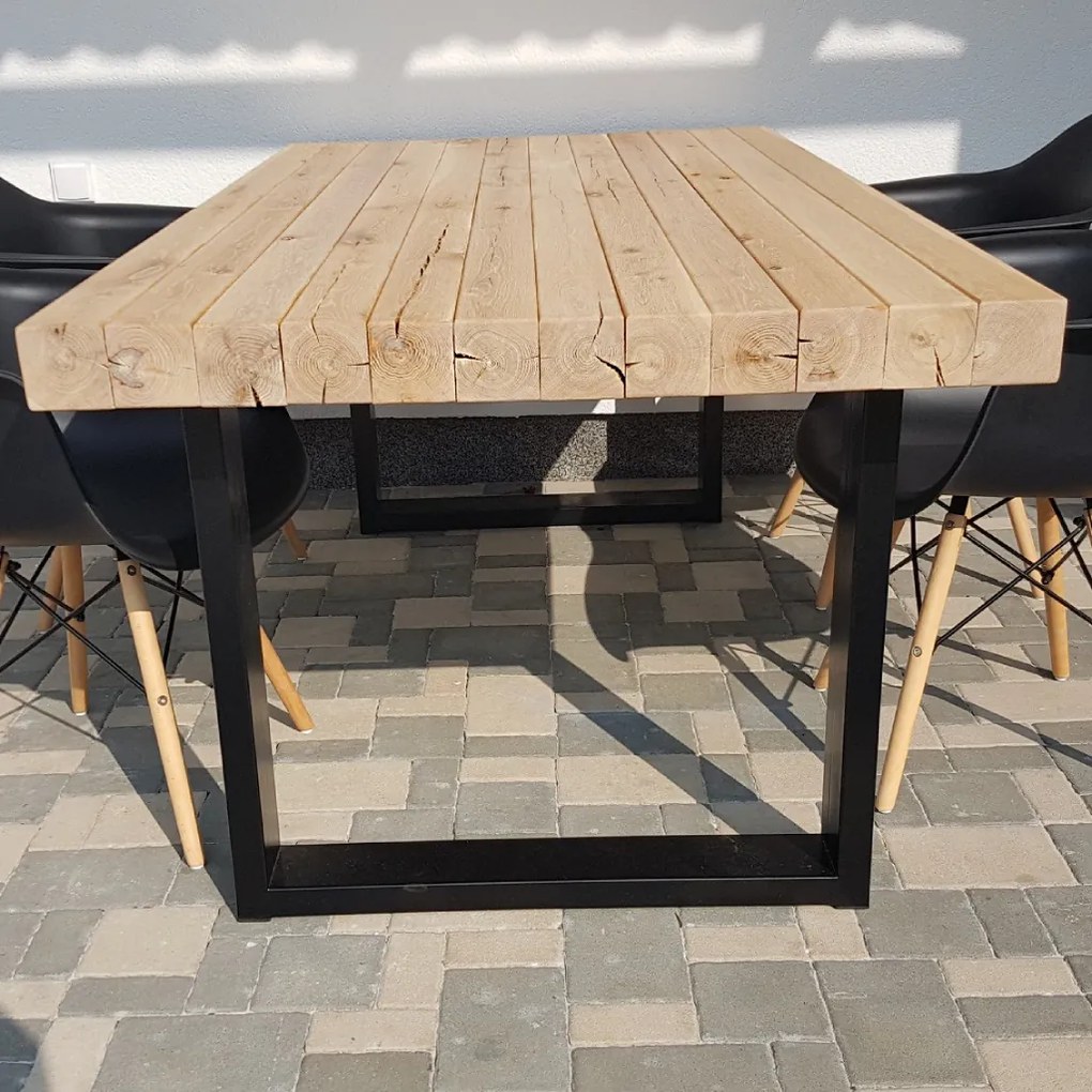 KULHÁNEK Zahradní stůl z dubových trámů a oceli Odstín nátěru: lazura - palisandr, Odstín podnože: černá s jemnou strukturou - JS RAL 9005