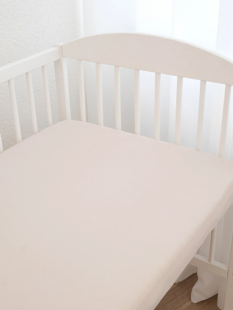 MK Lůžkoviny Jersey prostěradlo do postýlky s elastanem 70 × 140 cm – bílá káva