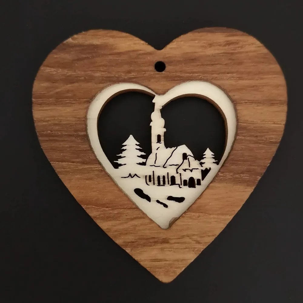 AMADEA Dřevěná ozdoba z masivu s vkladem - srdce s kostelem 7 cm
