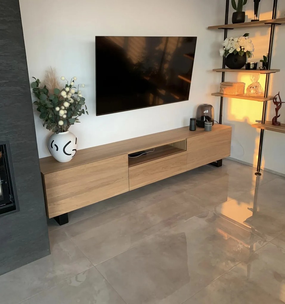 Wudboys TV skříňka MERT/2 Barva kovu: Bílá, Dřevo: Jasan, Rozměr: 1800x400, moderní skandinávský styl