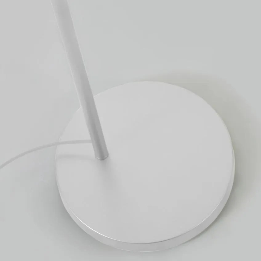Bílá kovová stojací lampa Kave Home Damila 157 cm