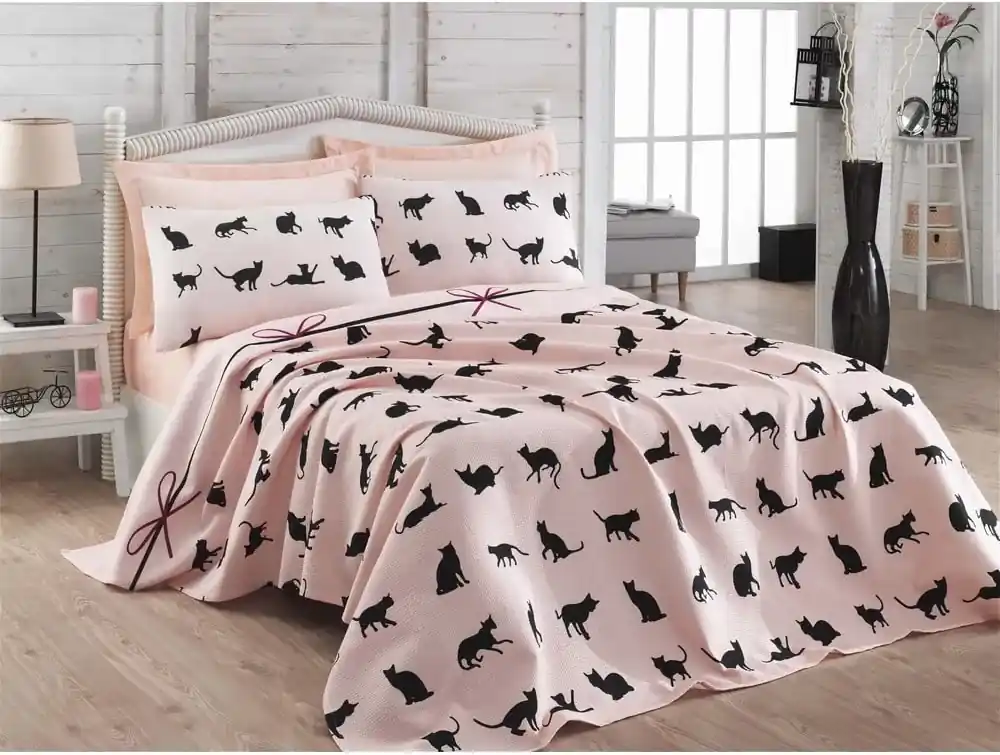 Přehoz přes postel na dvoulůžko s povlaky na polštáře a prostěradlem Cat,  200 x 235 cm | Biano