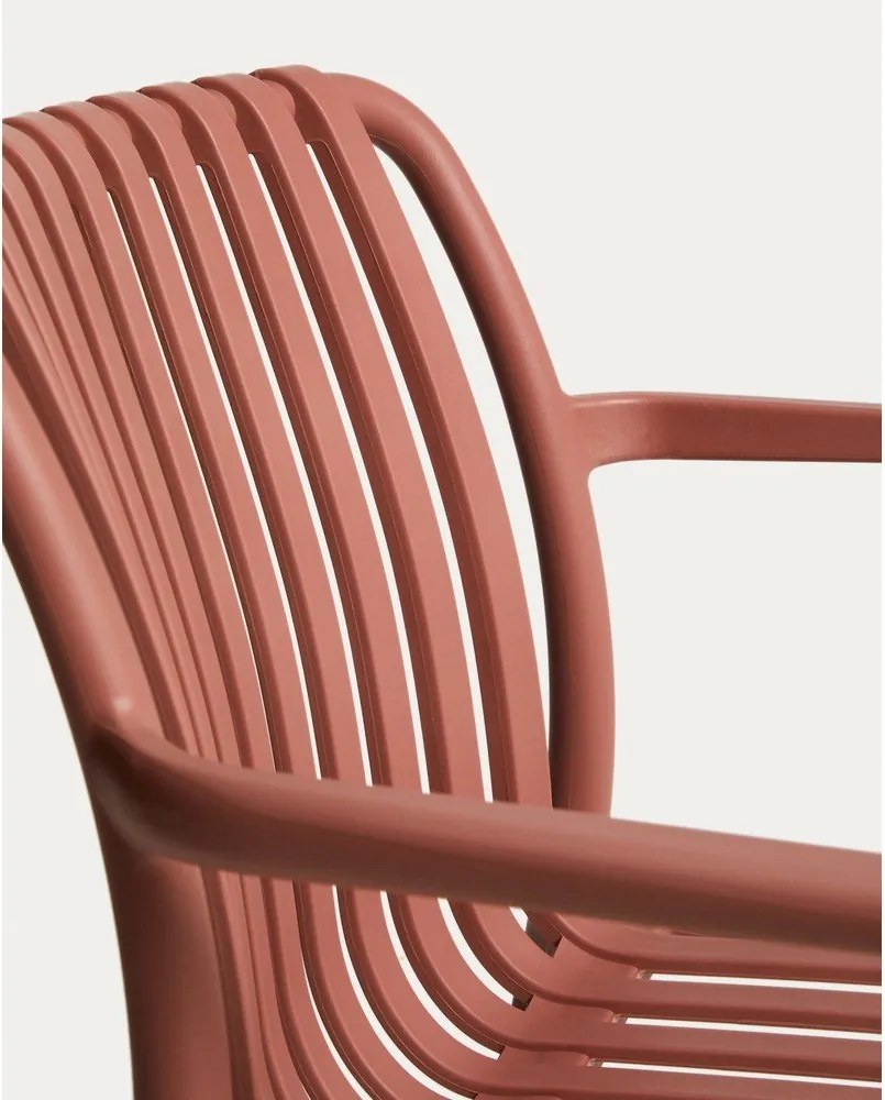 Plastová zahradní židle v terakotové barvě Isabellini – Kave Home