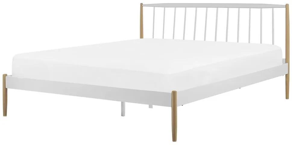 Bílá postel se světle hnědými nohami a roštem  160 x 200 cm MAURS