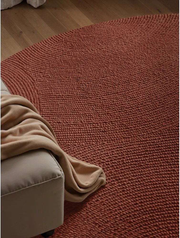 Ručně tkaný vlněný kulatý koberec v cihlové barvě ø 150 cm Calmio – Hanse Home