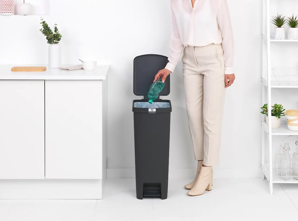 Brabantia STEPUP Pedálový odpadkový koš 40 l - šedá