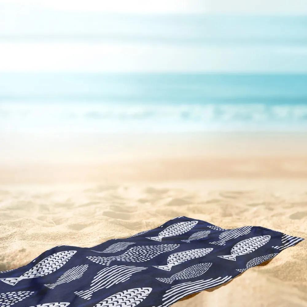 Tmavě modrá plážová osuška 90x180 cm Fish – DecoKing