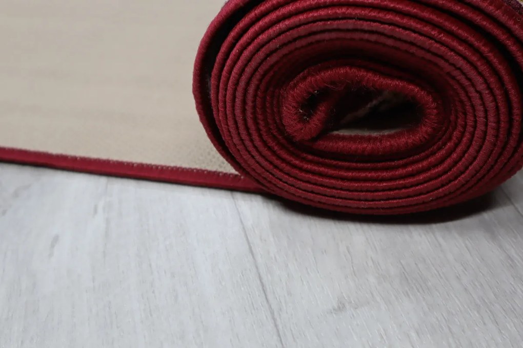 Associated Weavers, Protiskluzový běhoun na míru Inca 11, šíře 67 cm, červená, chodba / předsíň