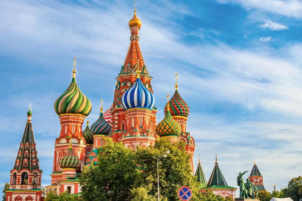 DIMEX | Samolepicí vliesová fototapeta na zeď Rudé náměstí v Moskvě MA-5-0994 | 375 x 250 cm | zelená, vícebarevná, modrá, oranžová