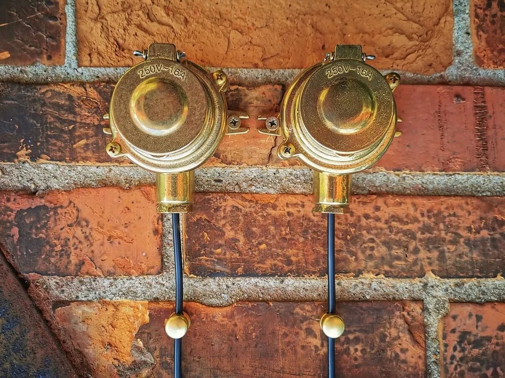 Mosazná retro zásuvka s krytkou SCHUKO IP54 16A