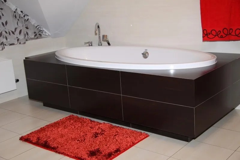 Moderní koupelnová předložka červené barvy