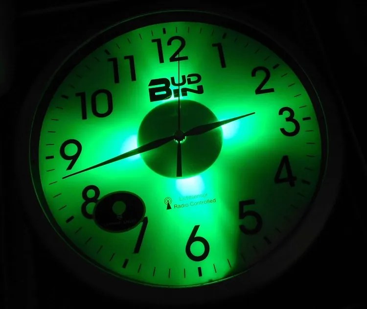 Rádiem řízené přesné nástěnné čitelné hodiny se senzorem podsvícení BUD-IN C1806