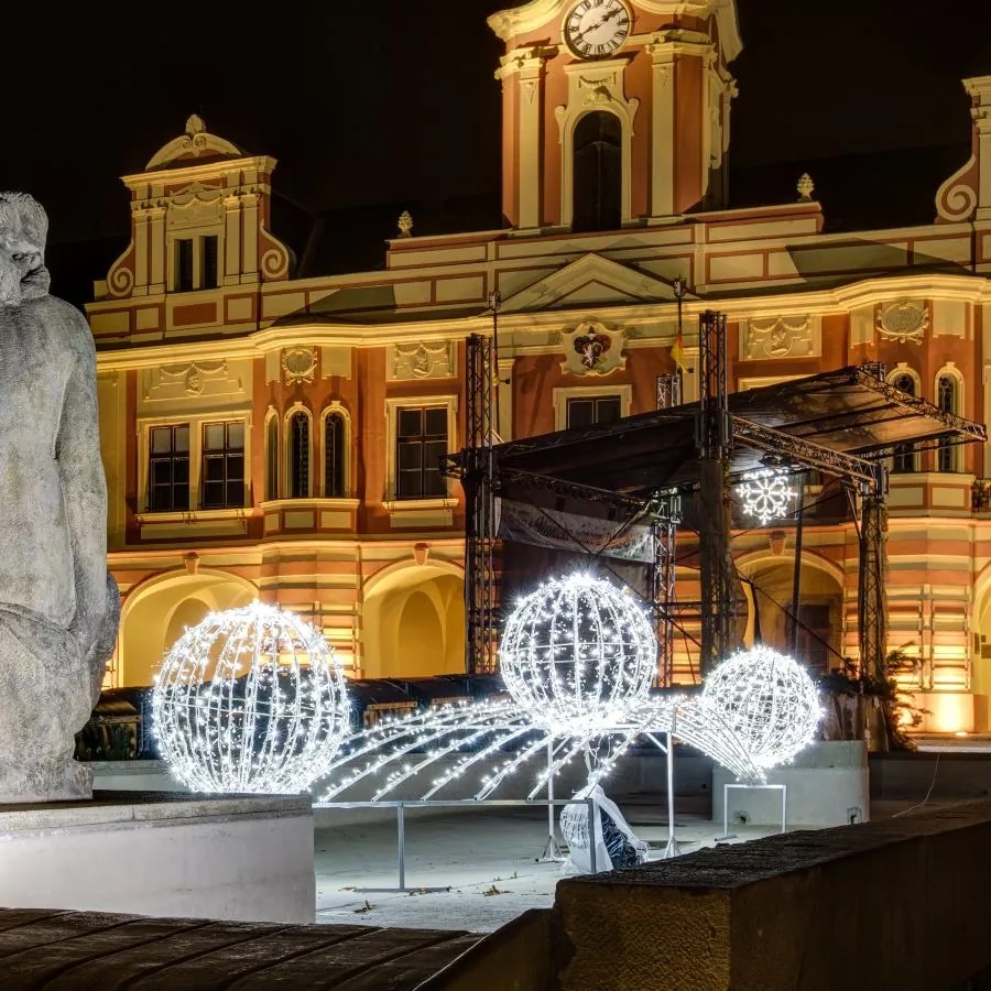 3D LED světelná koule, pr. 80 cm, ledově bílá, černý kabel