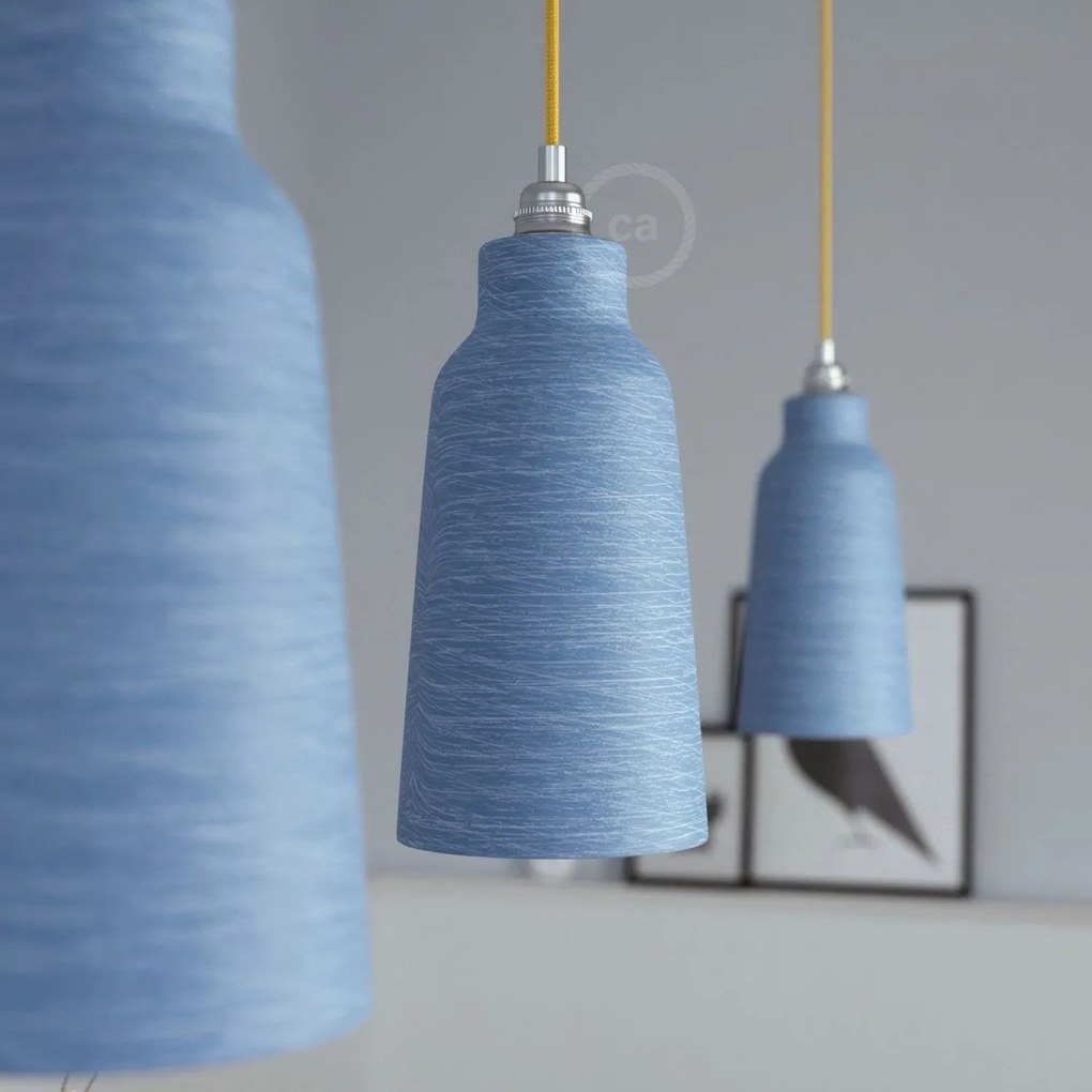 creative cables Závěsná lampa s textilním kabelem, keramickým stínidlem tvaru lahve s kovovými detaily Barva: Rezavý efekt-bílá
