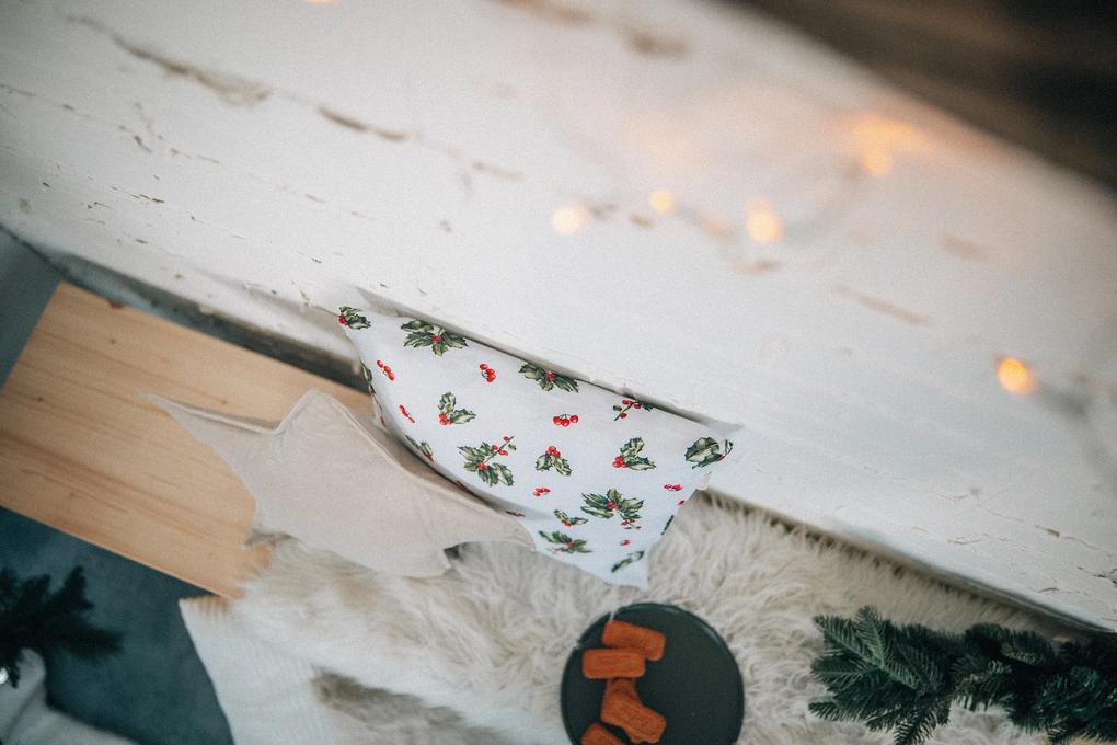 Vánoční bavlněný povlak na polštář Cesmína bílá Dekorační polštářek: 50x50 cm