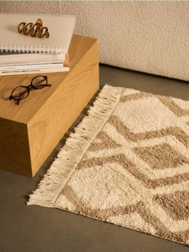 Sinsay - Tuftovaný koberec s geometrickým vzorem a třásněmi - krémová