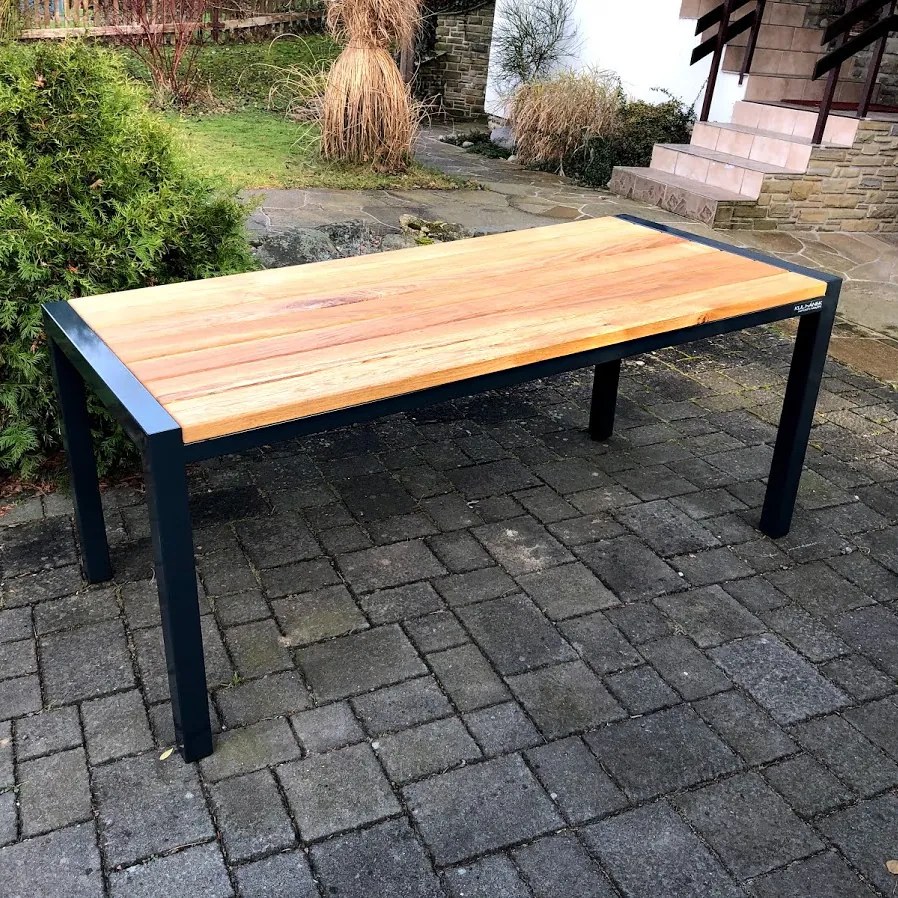 KULHÁNEK Zahradní stůl s kovovou hranou a nohami - podélná prkna Odstín nátěru: lazura - ořech, Velikost desky: 250x90 cm, Odstín podnože: bílá - RAL 9010