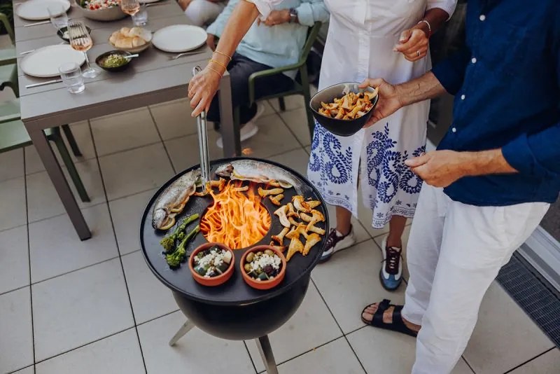 Höfats Stylový BBQ gril a ohniště MOON v jednom na dřevo a peletky Barva: Černá, Varianta: s výsokou podstavou a planchou
