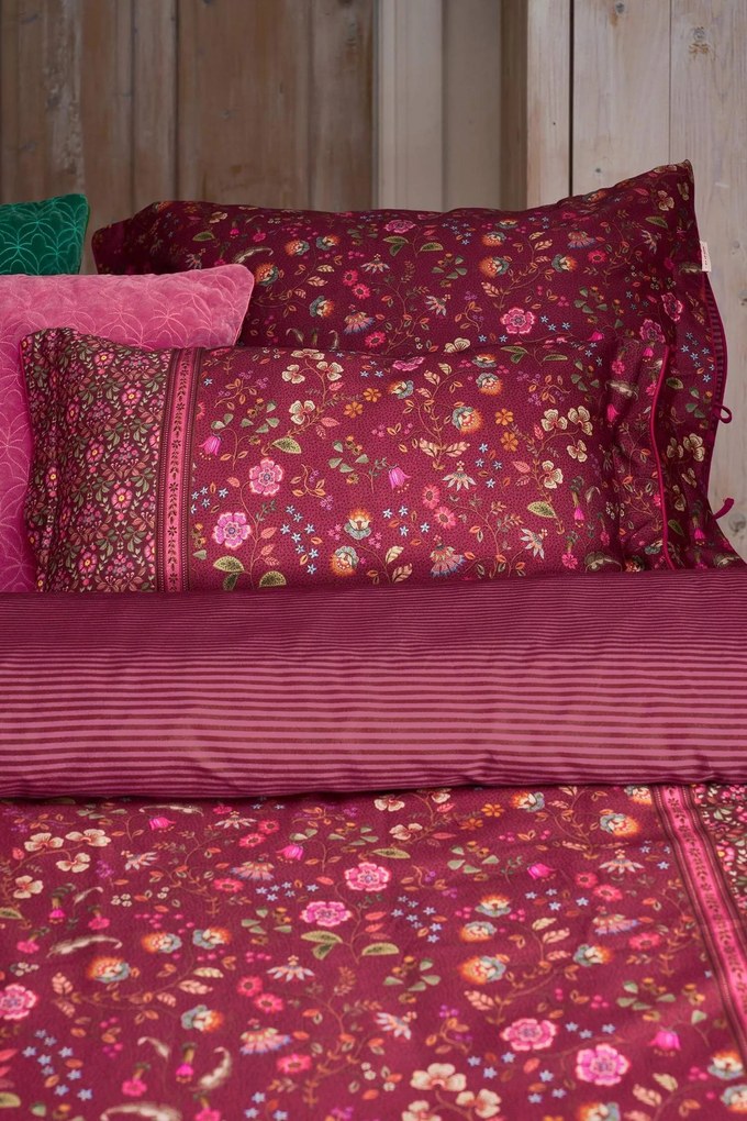 Pip Studio polštář Flora Bangalore 35 x 60 cm - tmavě růžový z broušeného kepru (Hřejivý polštář do ložnice s motivem květů v temně růžové barvě)