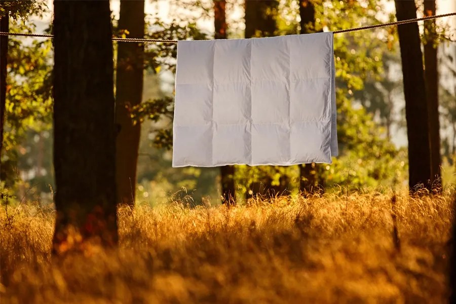 Ložnice21. Péřová přikrývka Comfort s úpravou proti roztočům Rozměr: 200x220 cm (1000 g)