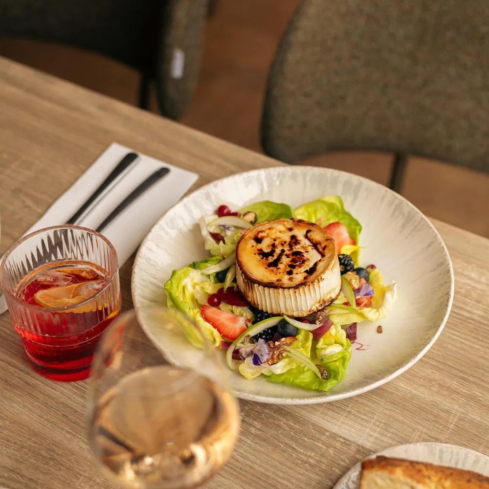Světle šedý hluboký porcelánový talíř ø 25,5 cm Nuance – BonBistro