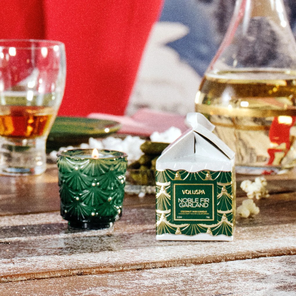 Voluspa svíčka Noble Fir Garland v dárkové chaloupce, 72 g