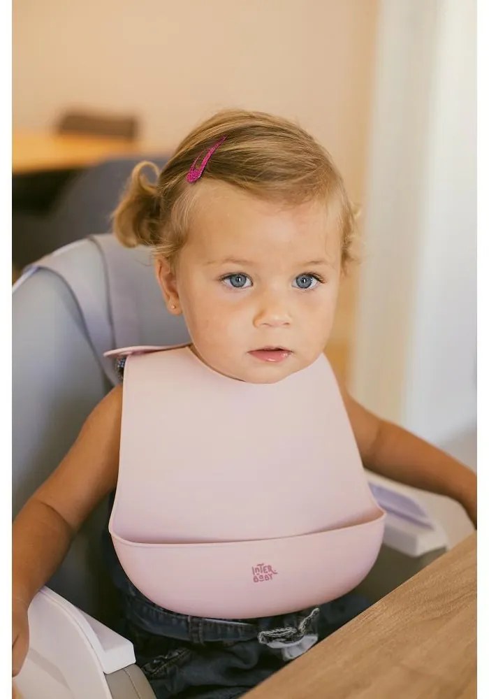 Interbaby Silikonový bryndák s kapsou růžový tmavý nastavitelný voděodolný