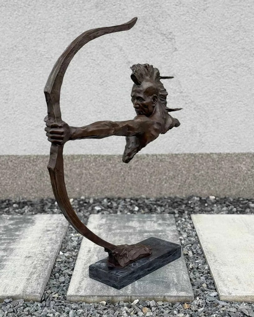 Velká bronzová socha - Mohykánský válečník s lukem