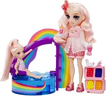 MGA Rainbow High Malá sestřička Blush - Den u bazénu / Herní set s pan