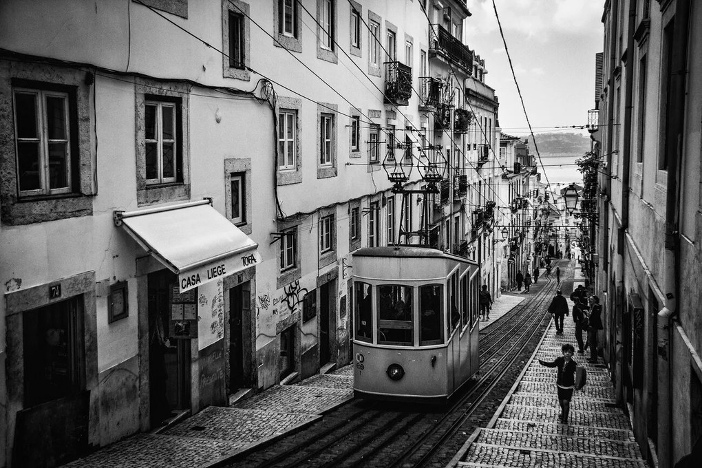 Umělecká fotografie Tram in Lisbon, Adolfo Urrutia, (40 x 26.7 cm)