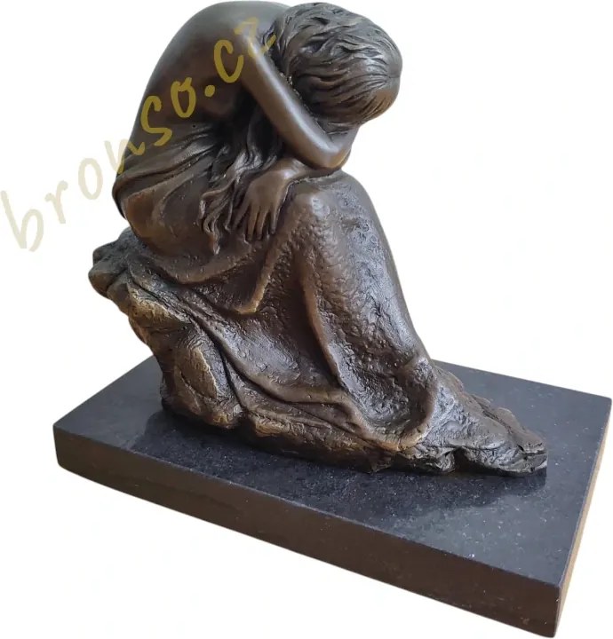 Spící žena – bronzová socha na mramorovém podstavci – elegantní dekorace do interiéru