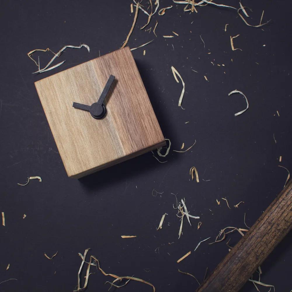 Stolní hodiny Simple block S, ořechové dřevo, černé ručičky