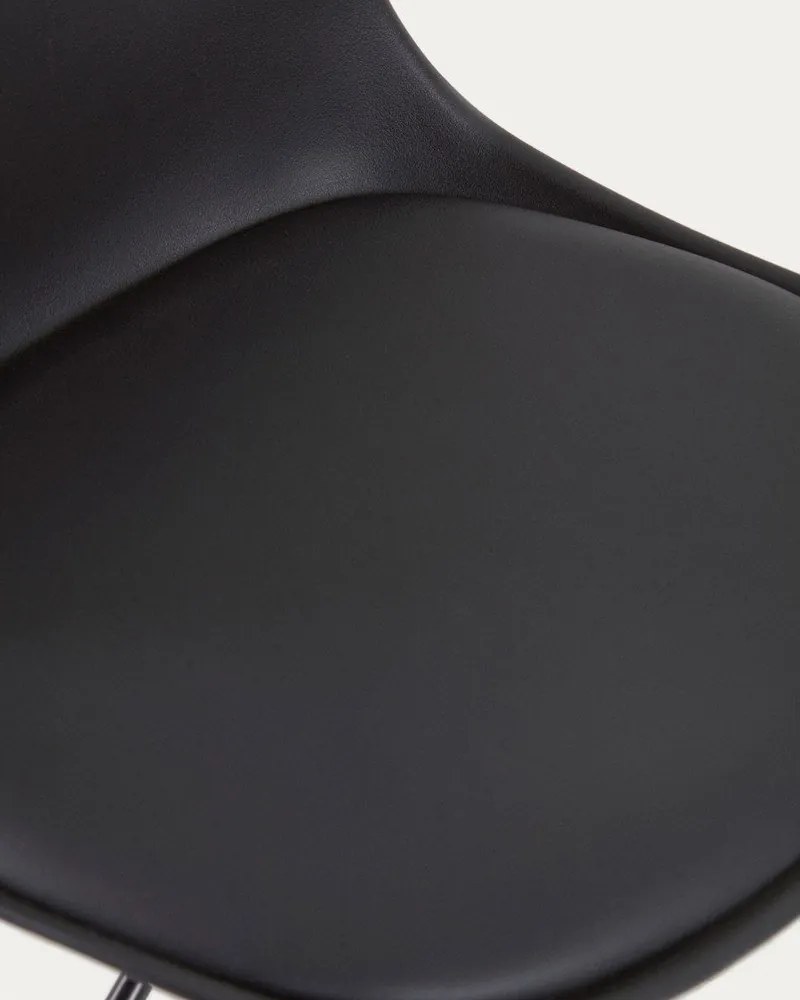 Matně černá barová židle s nastavitelnou výškou z imitace kůže (výška sedáku 60 cm) Orlando-T – Kave Home