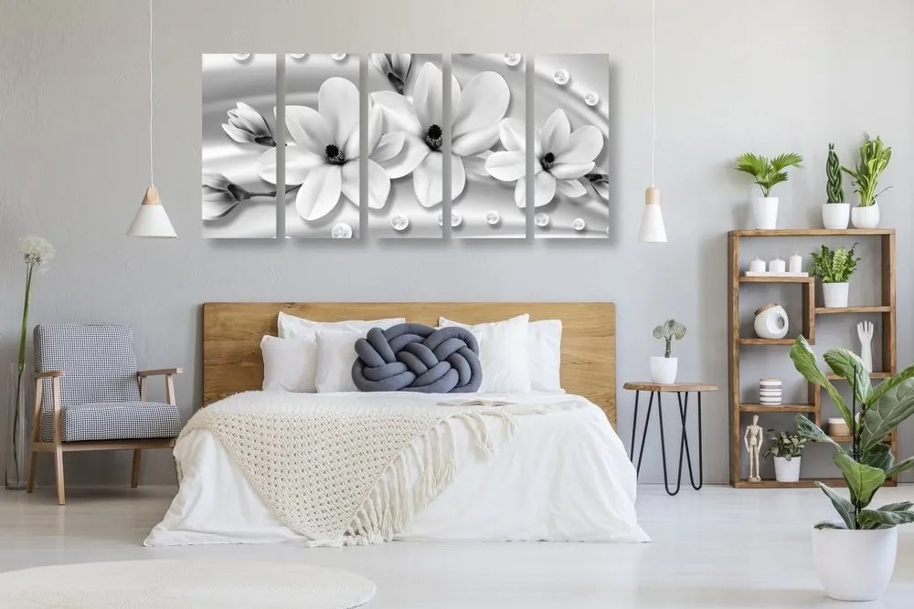 5-dílný obraz luxusní magnolie s perlami v černobílém provedení - 200x100 cm