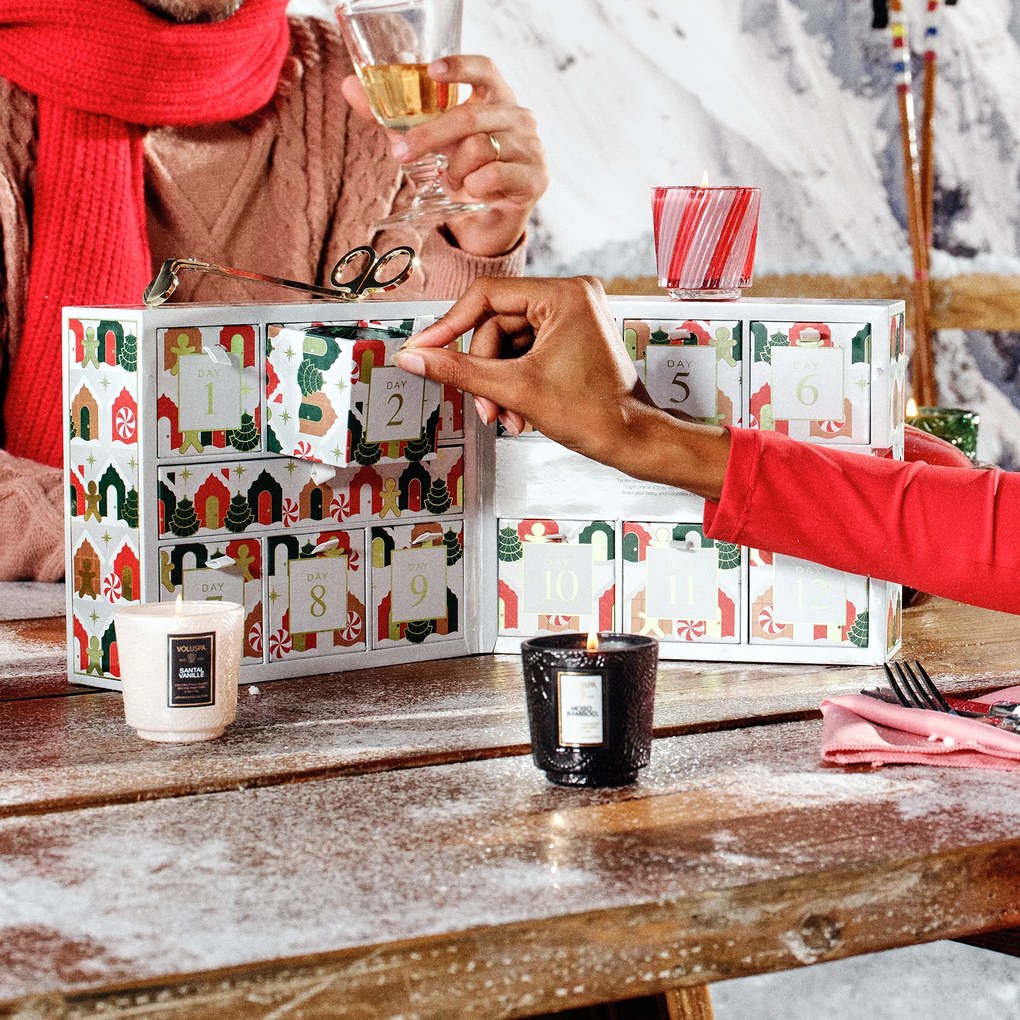 Voluspa 12denní adventní kalendář Holiday se zlatými nůžkami, 12×72 g