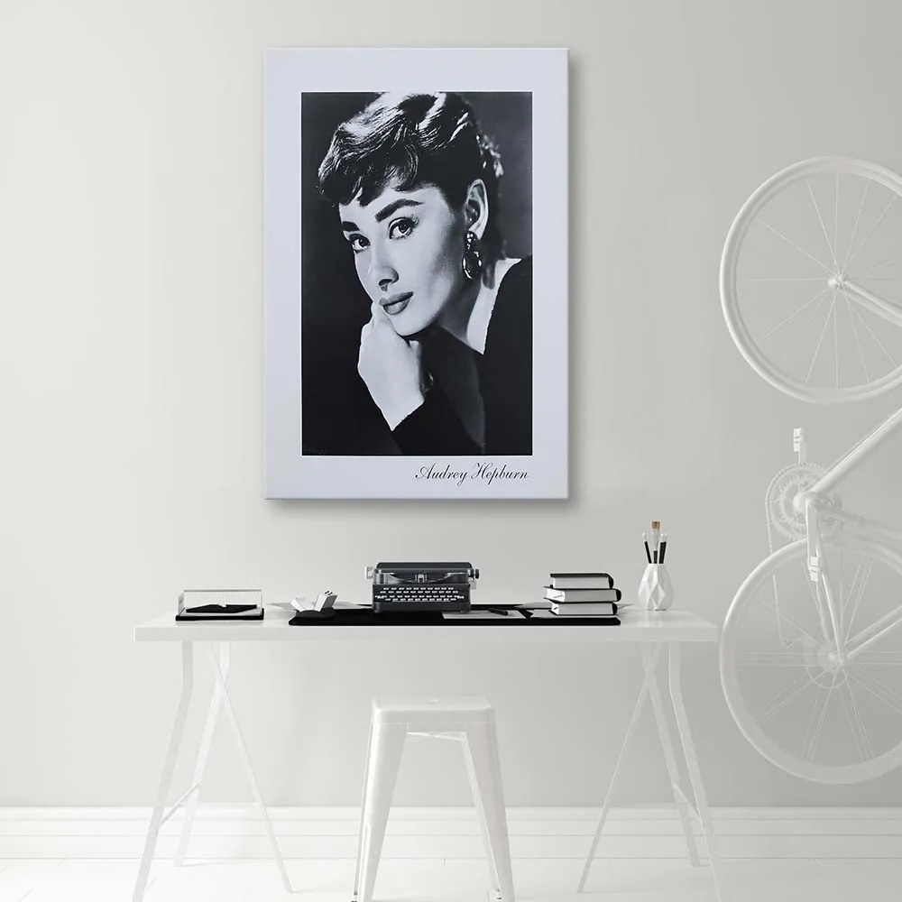 Gario Obraz na plátně Audrey Hepburn - černobílý portrét Rozměry: 40 x 60 cm