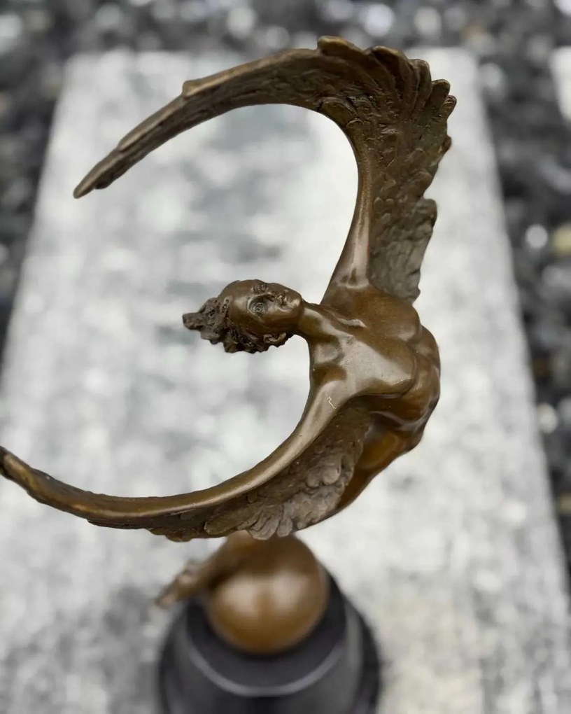 Bronzová socha - ženská figura s křídly - Vzestupný den