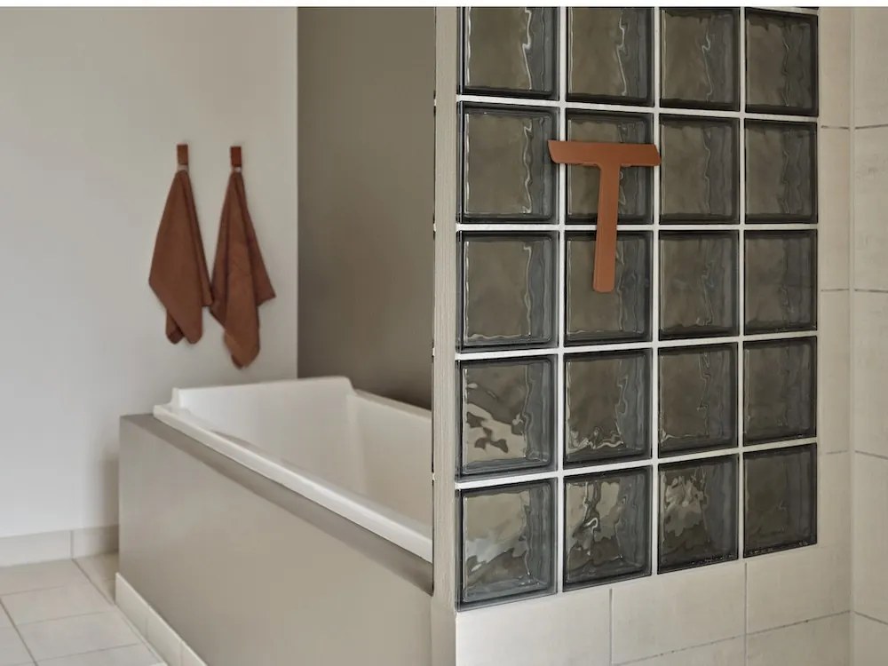 Zone Denmark Kovový háček na zeď Ume Terracotta