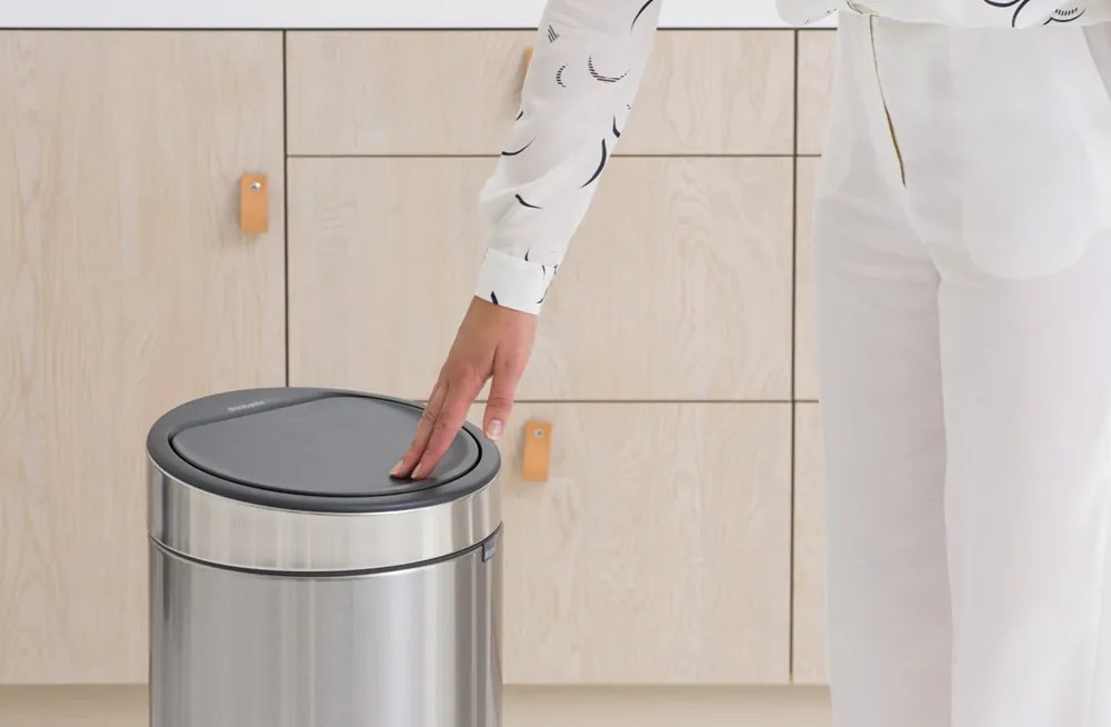 Brabantia Touch Bin NEW 30L zářivě červená