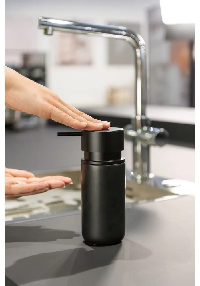 Černý keramický dávkovač mýdla Wenko Black Outdoor Kitchen Silo