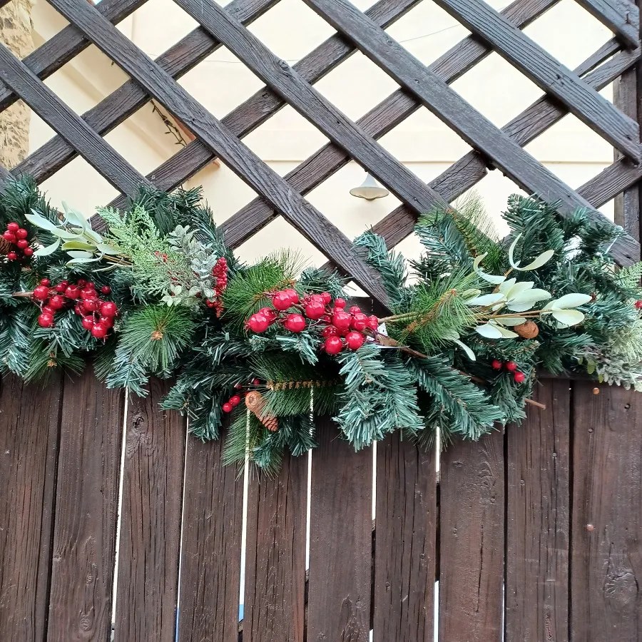 Girlanda s červenými bobulemi, 270 cm, ojíněná